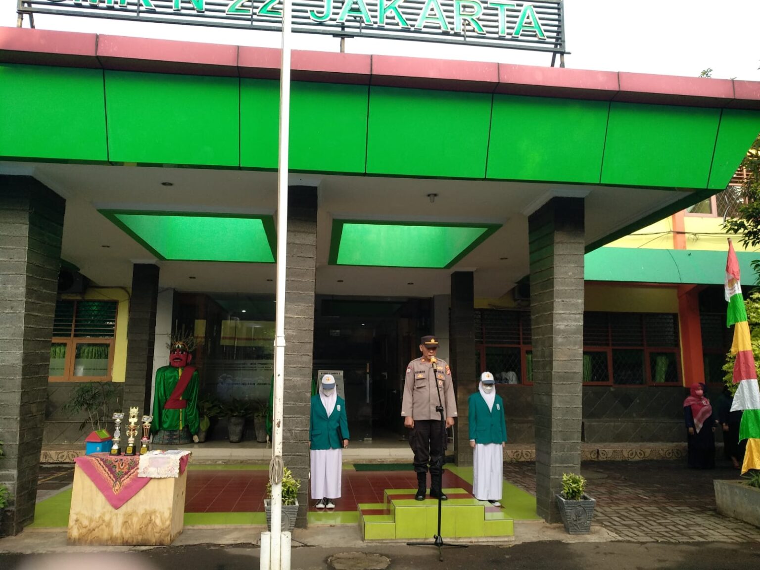 PANIT BIMAS POLSEK PASAR REBO MENJADI PEMBINA UPACARA DI SMKN 22 ...