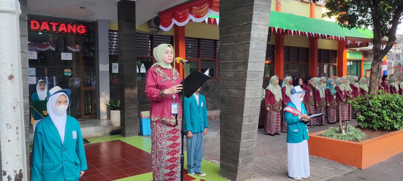 Upacara Memperingati 17 Agustus 1945 Bersama Seluruh Warga SMKN 22 ...