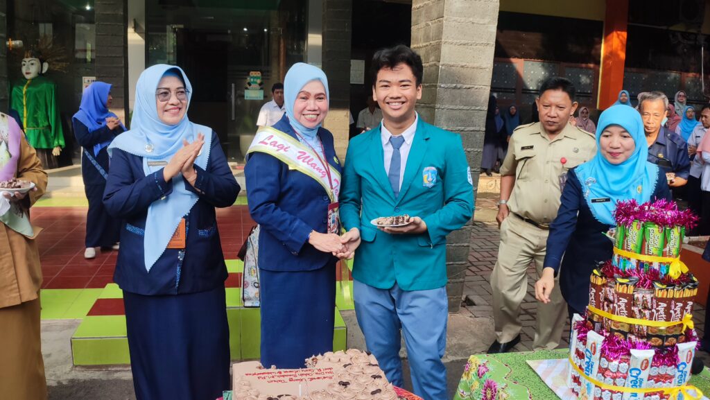 Perayaan Ulang Tahun Kepala Sekolah SMKN 22 Jakarta – SMK Negeri 22 Jakarta